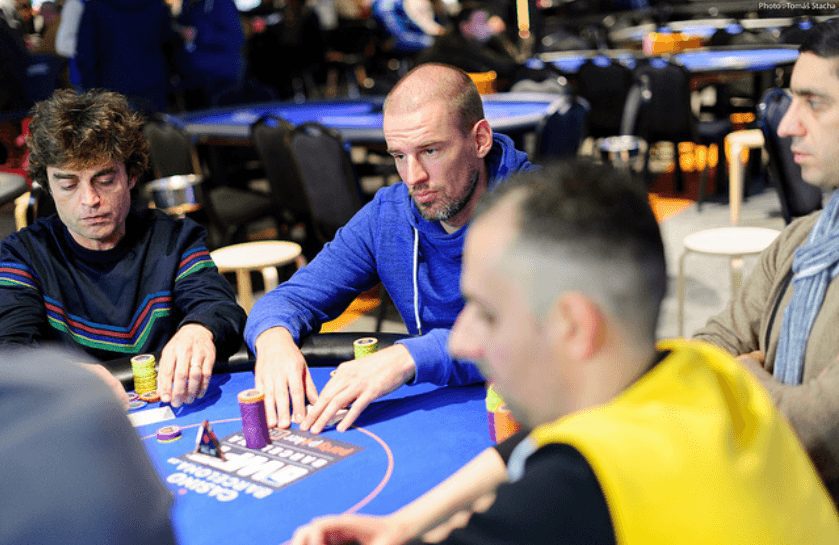 WPT Barcelona: Tobias Peters overleeft extreem short chaotische Dag 2 ...